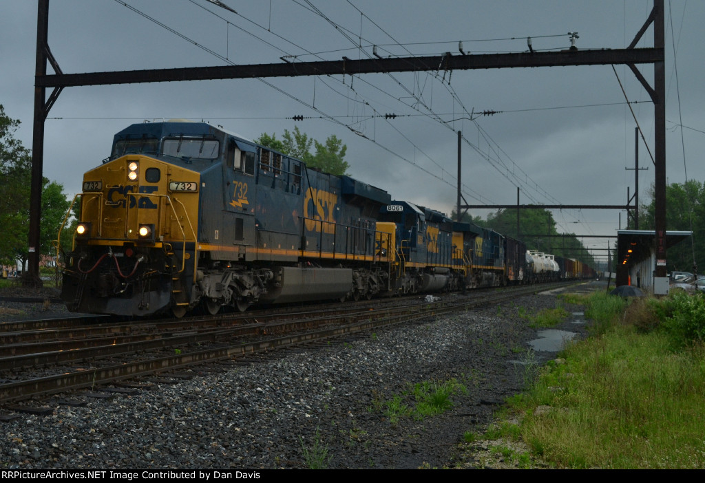 CSX ES44AH 732 leads Q410-01